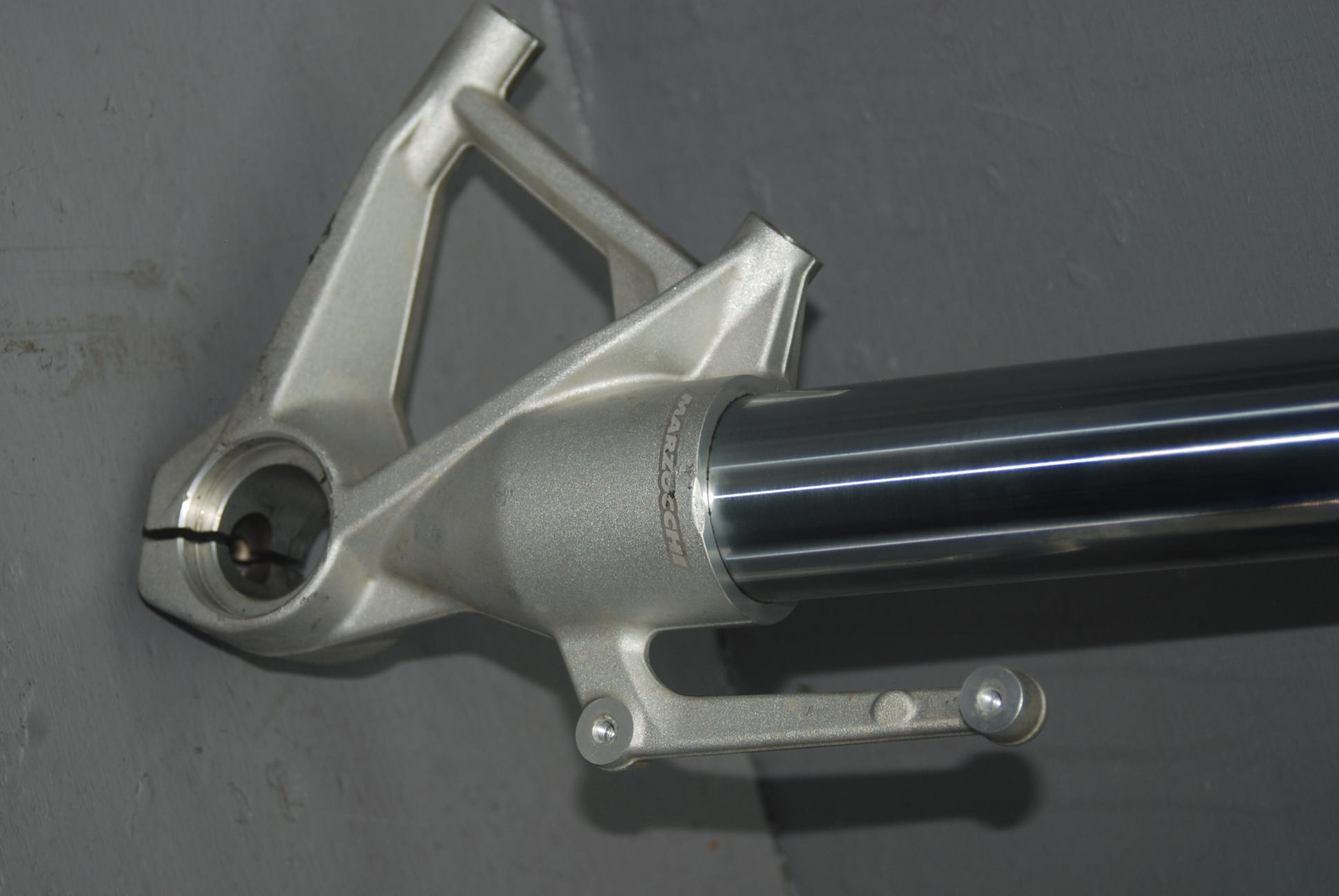2023 BMW S 1000 XR SHOCK STANTION R/H – Bikepartsonline